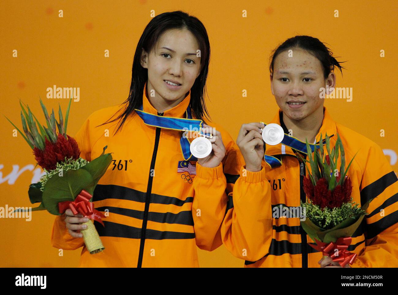 Malaysian divers Pandelea Rinong and Leong Mun Yee pose with their ...