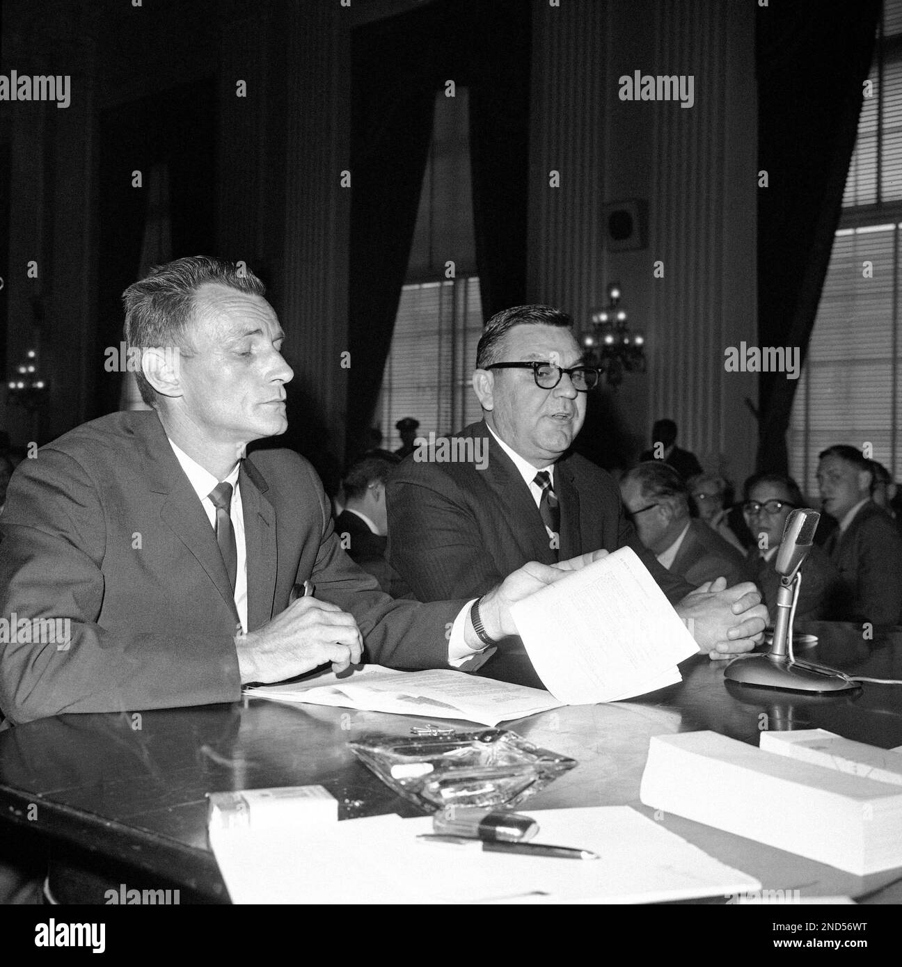 Robert Shelton, left, imperial wizard of the nation’s biggest Klan ...