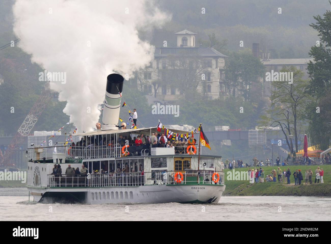 Dampfer der Saechsischen Dampfschifffahrts-Gesellschaft starten am ...