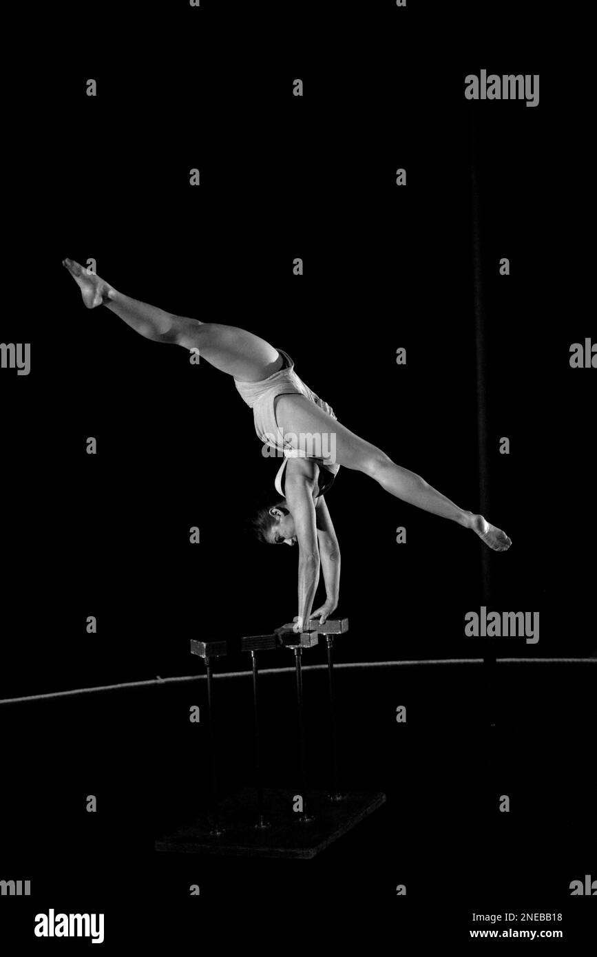 VEN è il titolo della performance della compagnia di danza acrobatica ...