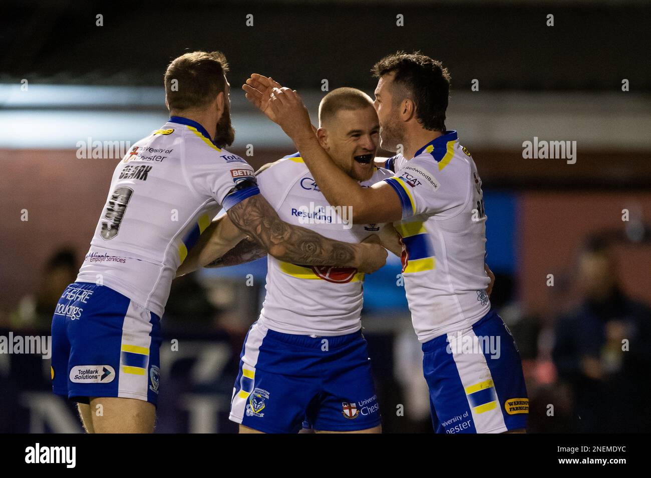 Matt Dufty #1 di Warrington Wolves celebra la sua prova durante la ...