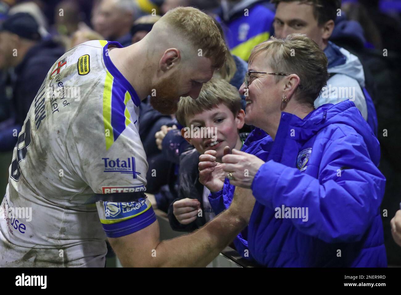 Joe Bullock #19 di Warrington Wolves firma una maglia per i tifosi dopo ...