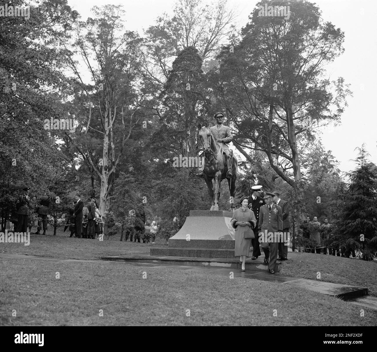 Queen Elizabeth II pays an unscheduled visit to the Arlington National ...