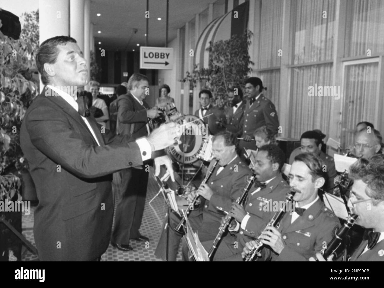 Entertainer Jerry Lewis, left, conducts the United States Army Reserve ...