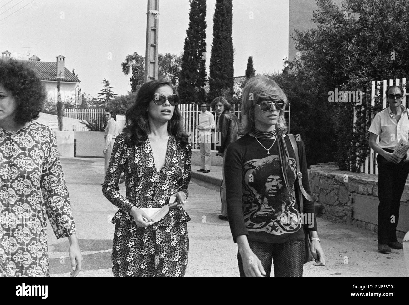 Bianca Perez Morena De Macias from Nicaragua left, walks with French ...