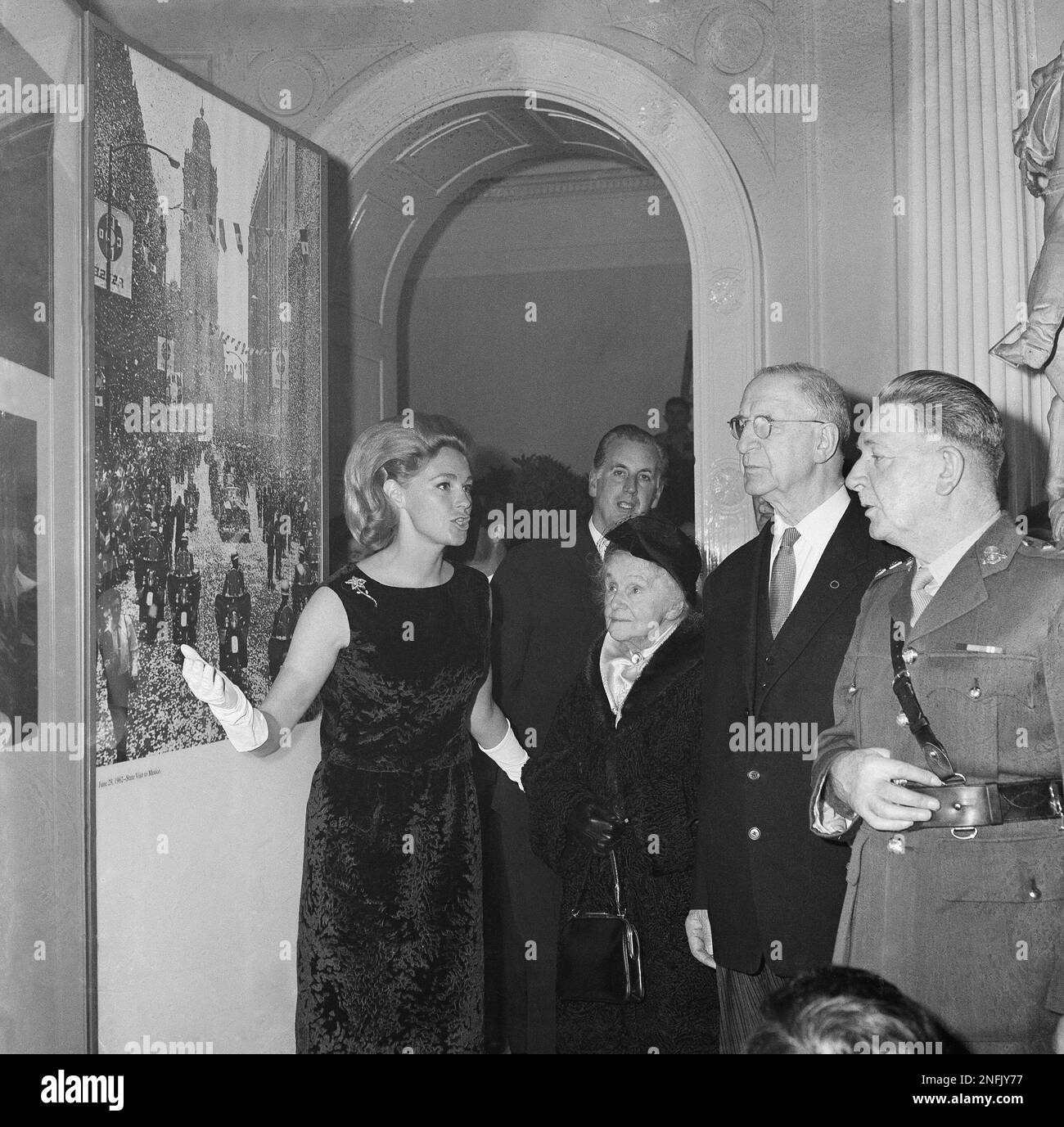 Eamon De Valera, Pres. of Ireland, second from right, is briefed by ...