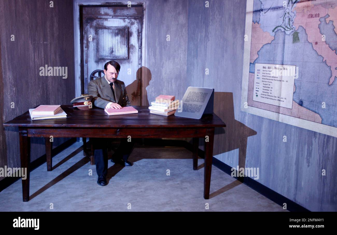 Die Wachsfigur von Adolf Hitler sitzt am Donnerstag, 3. Juli 2008, im ...
