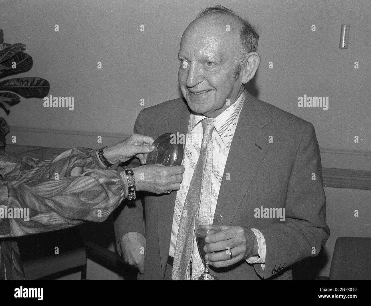 A woman attaches the "Ernst Reuter Medal" in silver on the jacket of ...