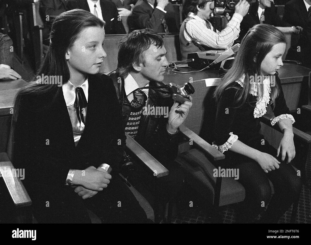 A photographer squeezes in between the two von Karajan daughters Isabel ...