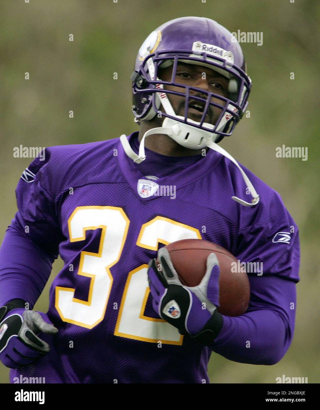 ** FILE ** Minnesota Vikings running back Onterrio Smith goes through a ...