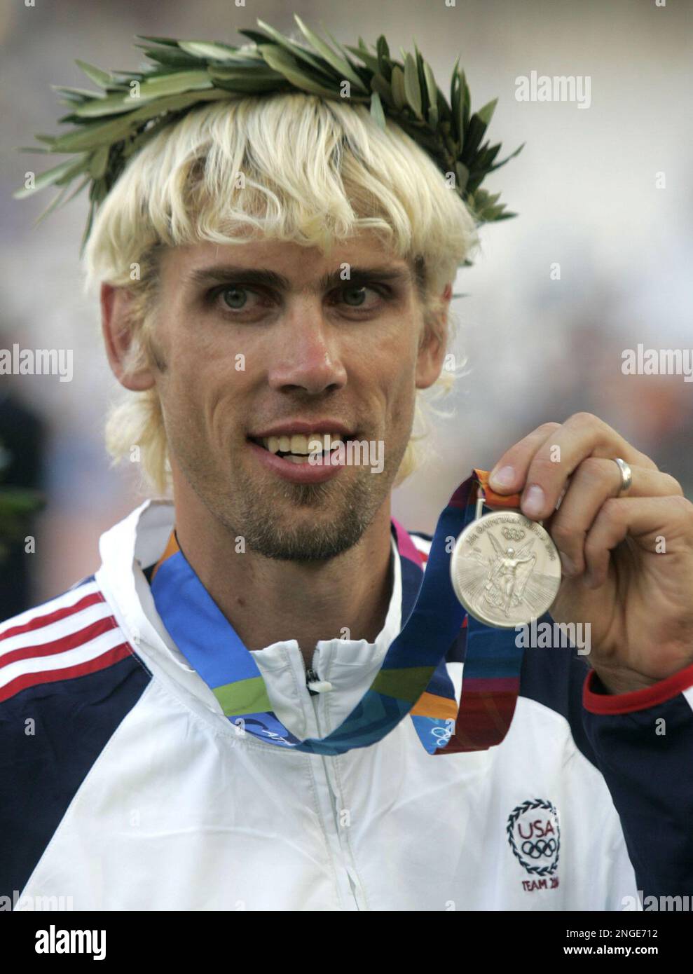 Matthew Hemmingway of the US poses with his silver medal for the men's ...