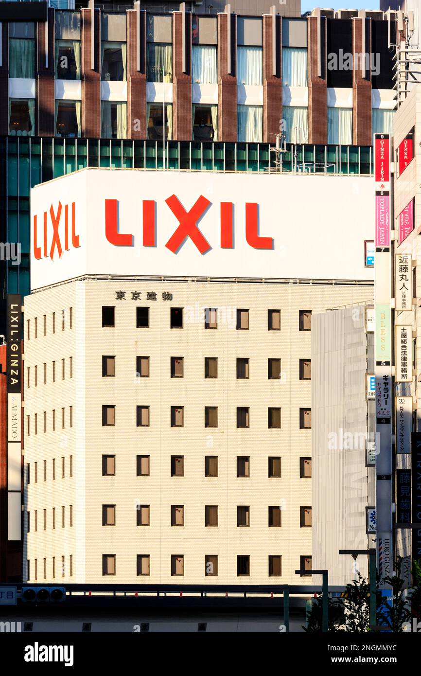 Tokyo, Ginza. La galleria Lixil Ginza edificio di mattoni bianchi catturati in condizioni di ...