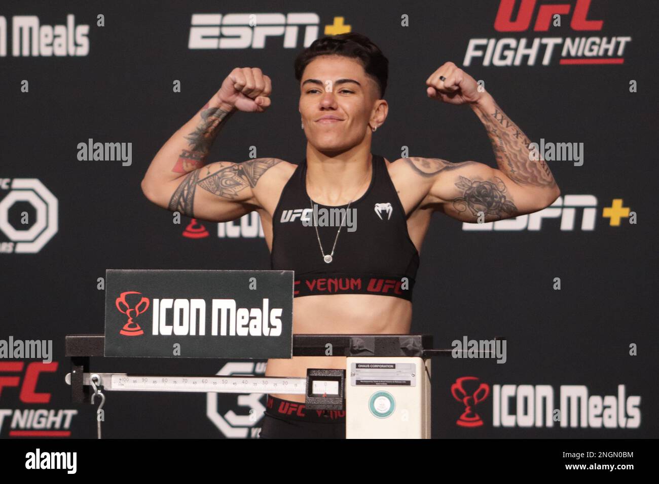 LAS VEGAS, NV - FEBBRAIO 17: Il combattente UFC Jésssica Andrade posa ...