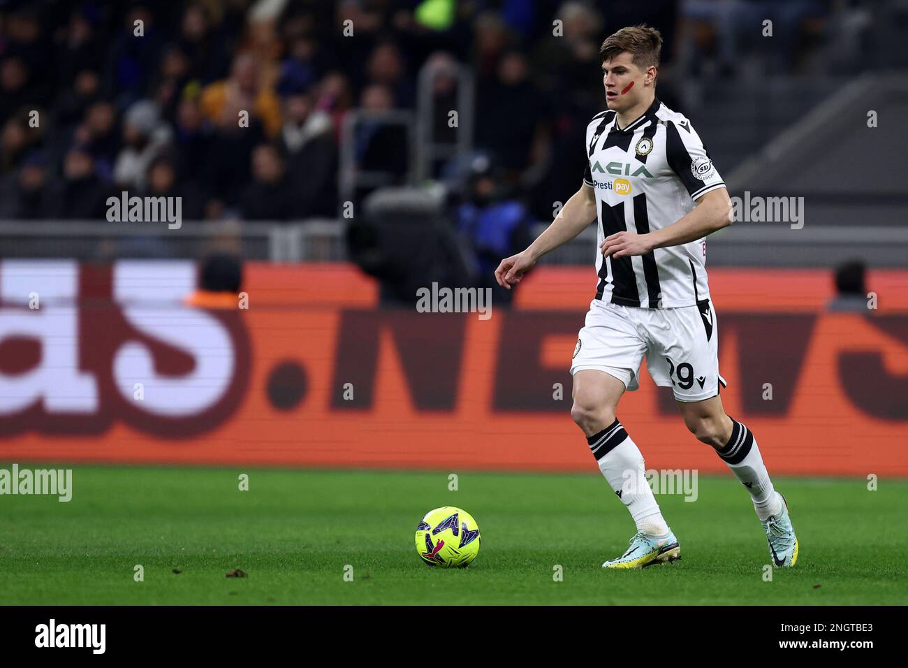 Jaka Bijol di Udinese Calcio controlla la palla durante la Serie A ...