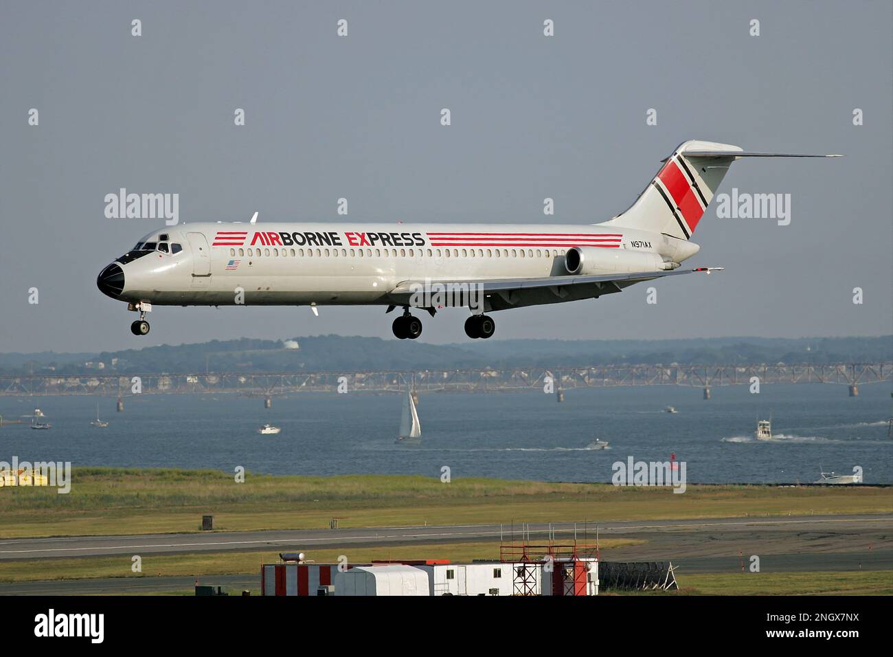 Aereo che atterra sulla pista immagini e fotografie stock ad alta ...