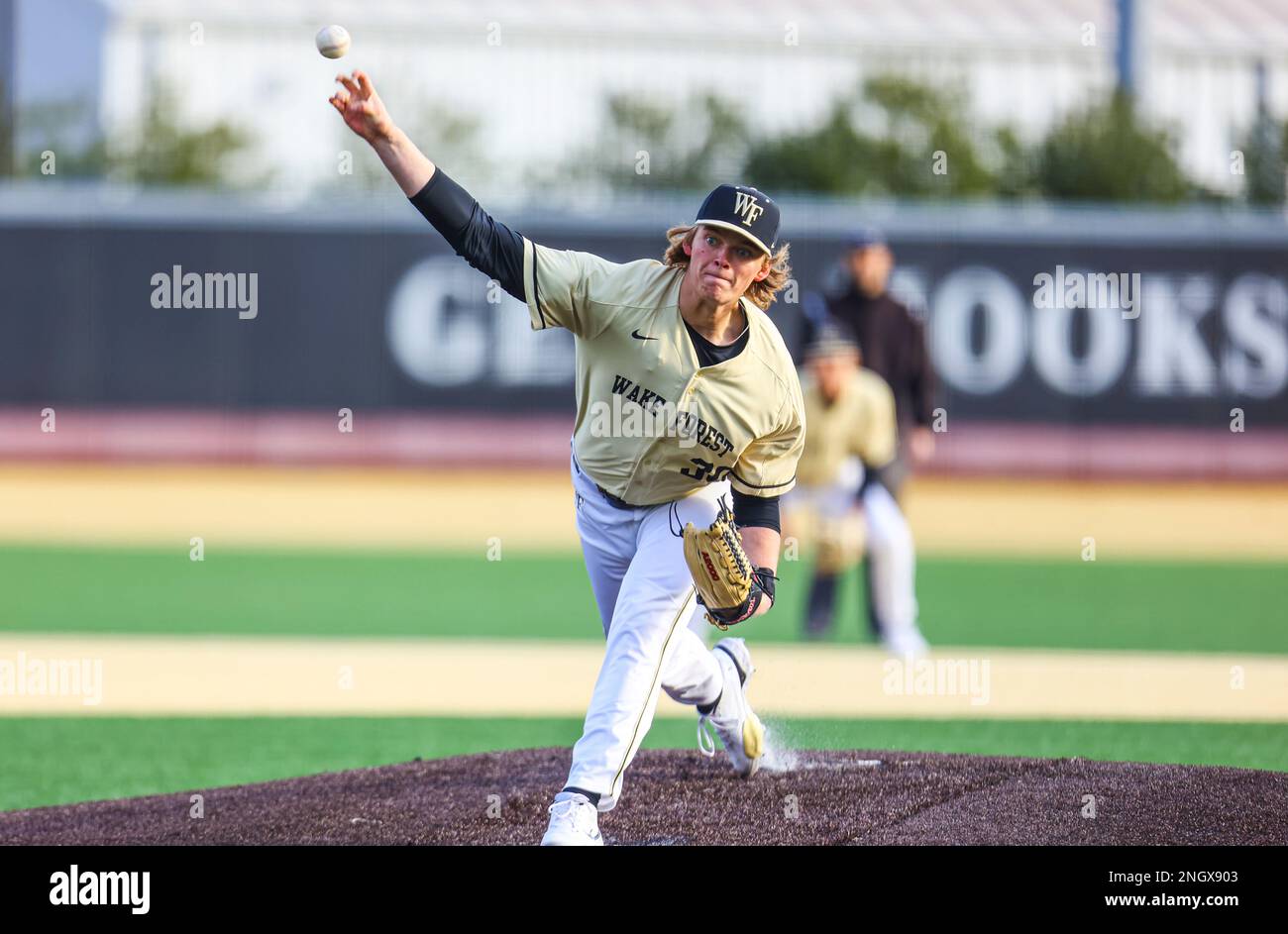 19 febbraio 2023: Il sophomore Michael Massey (30) della Wake Forest ...