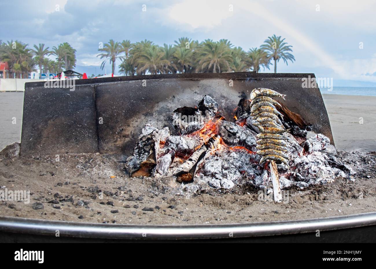Espetos de sardinas en la playa, platone típico de la gastronomía de ...