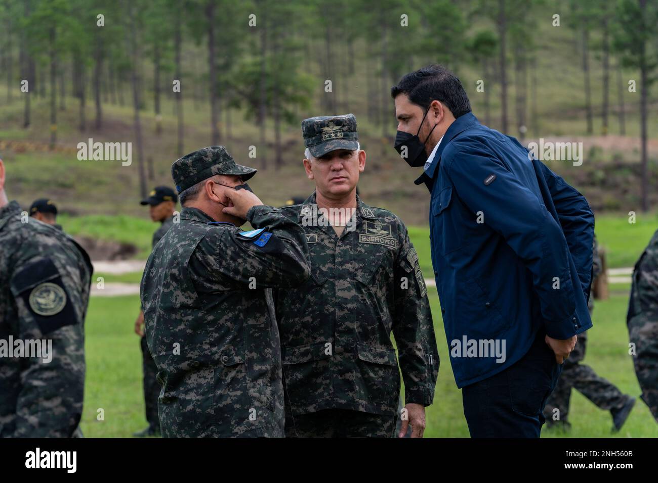 LA VENTA, Honduras - il Ministro della Difesa dell'Honduras Juan Manuel Zelaya parla con il ...