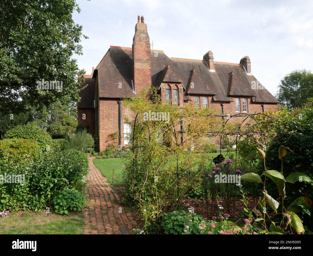 William morris house red immagini e fotografie stock ad alta ...
