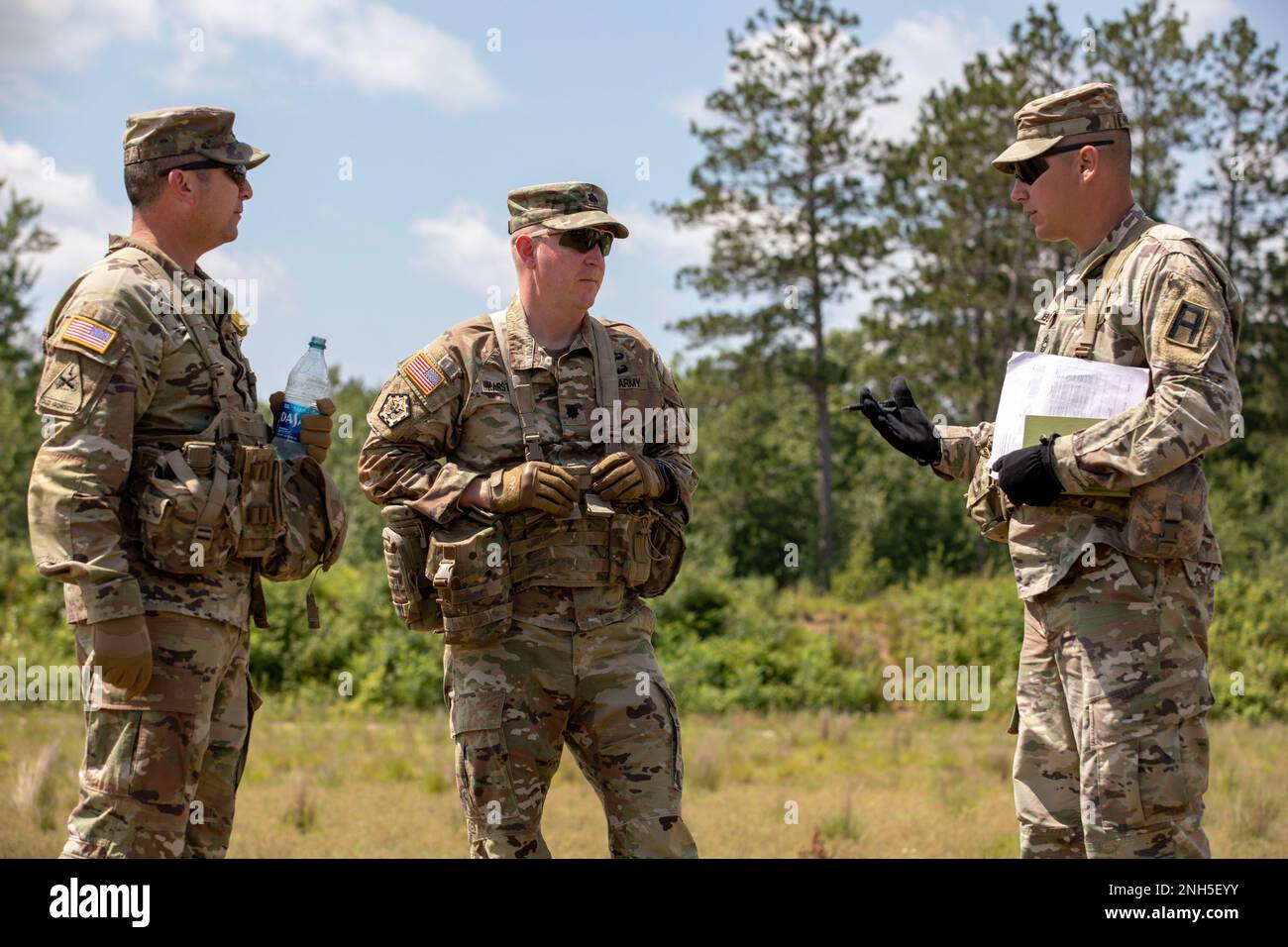 Il Maestro Sgt. Kenneth Beecroft, il col. Eric Karsten, e il comando ...