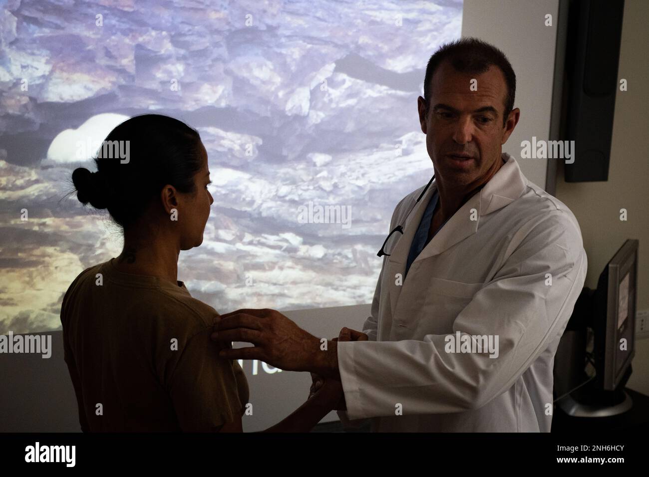 Il Lt. Bruce Gallio conduce un incontro di morbilità e mortalità (M&M ...