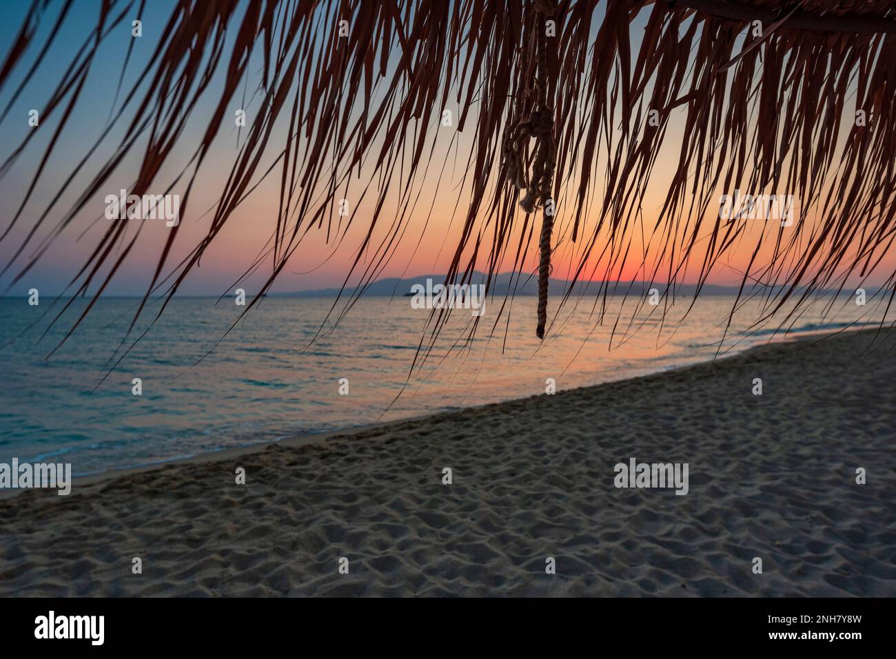 Tramonto sulla spiaggia di plaka a naxos immagini e fotografie stock ad ...