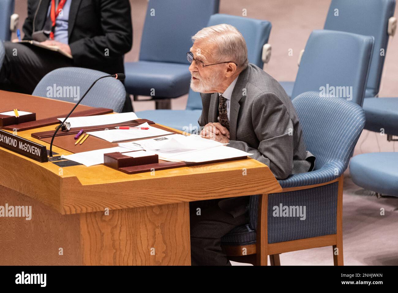 Raymond McGovern parla durante la riunione del Consiglio di sicurezza ...