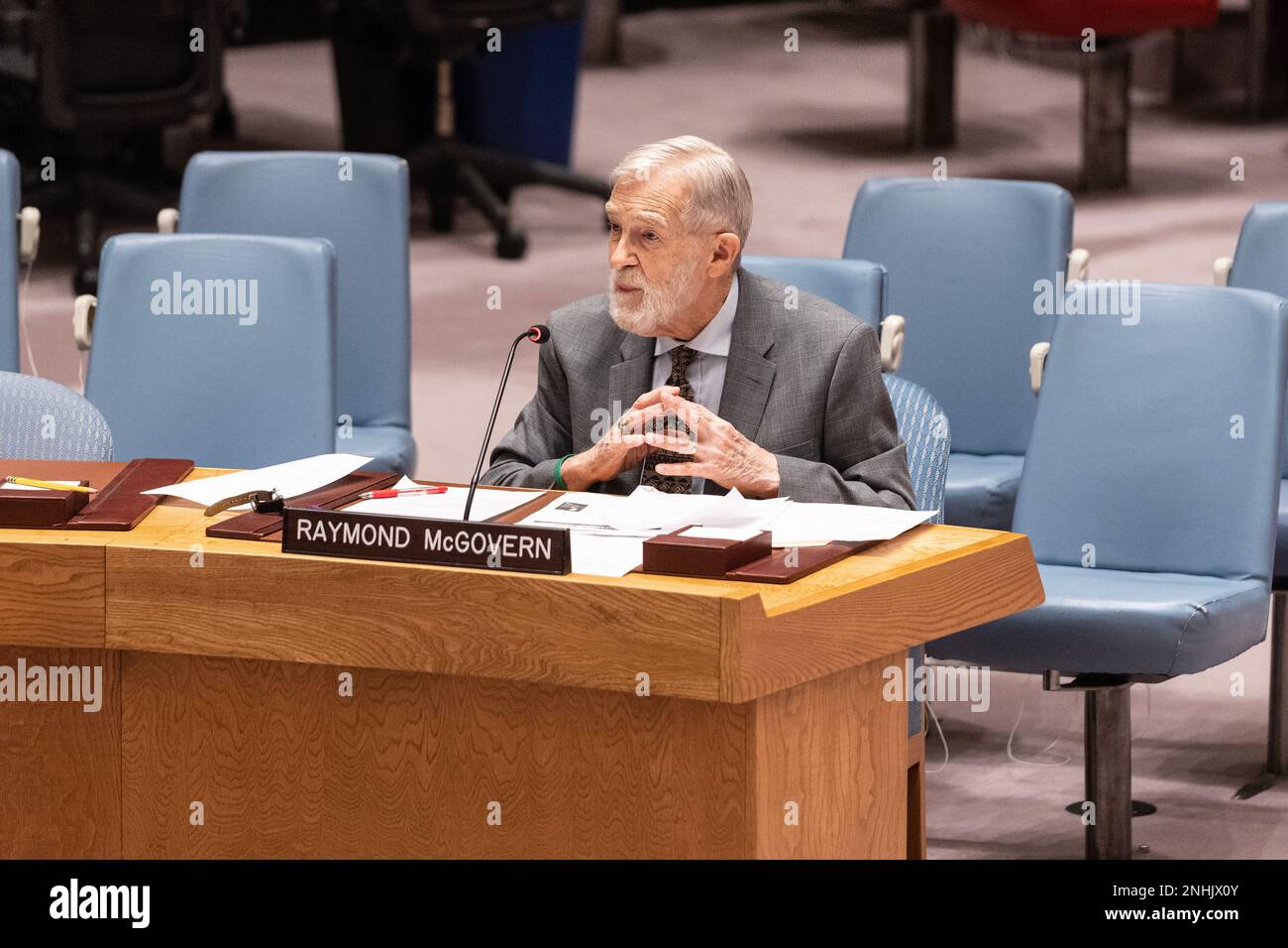 Raymond McGovern parla durante la riunione del Consiglio di sicurezza ...