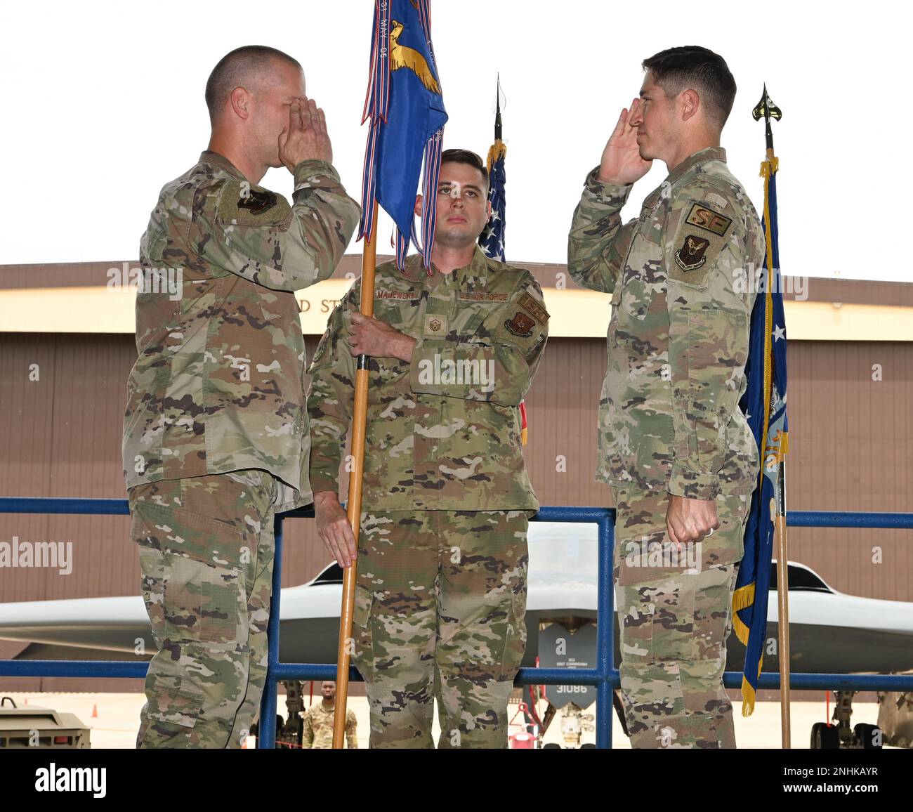 Christopher Schlak, 509th Mission Support Group Commander (a sinistra ...