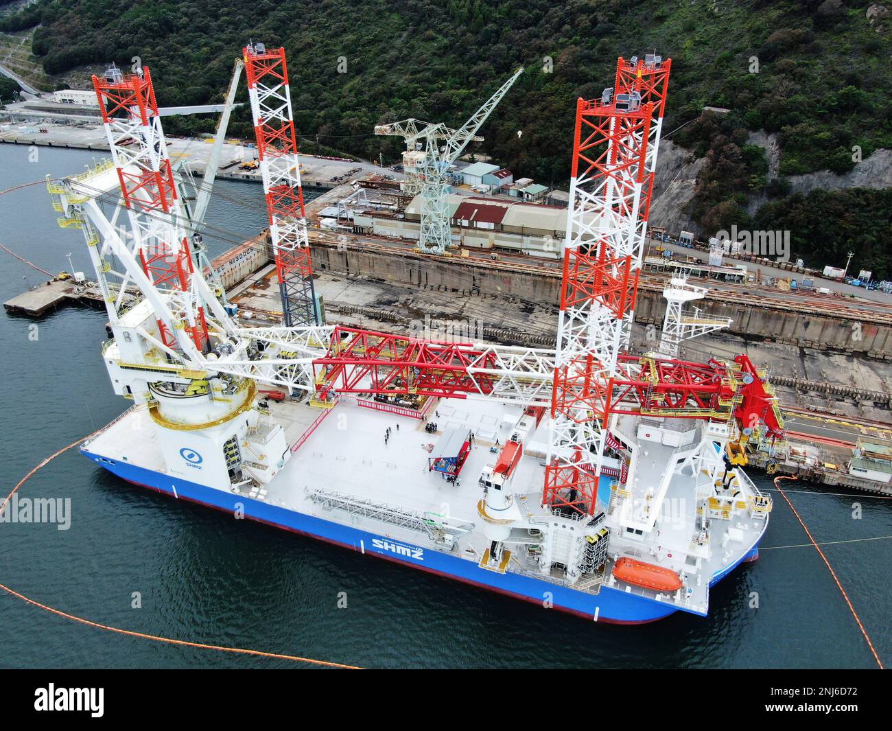 A photo shows Shimizu Corporation's SEP vessel (SEP: Self-Elevating ...