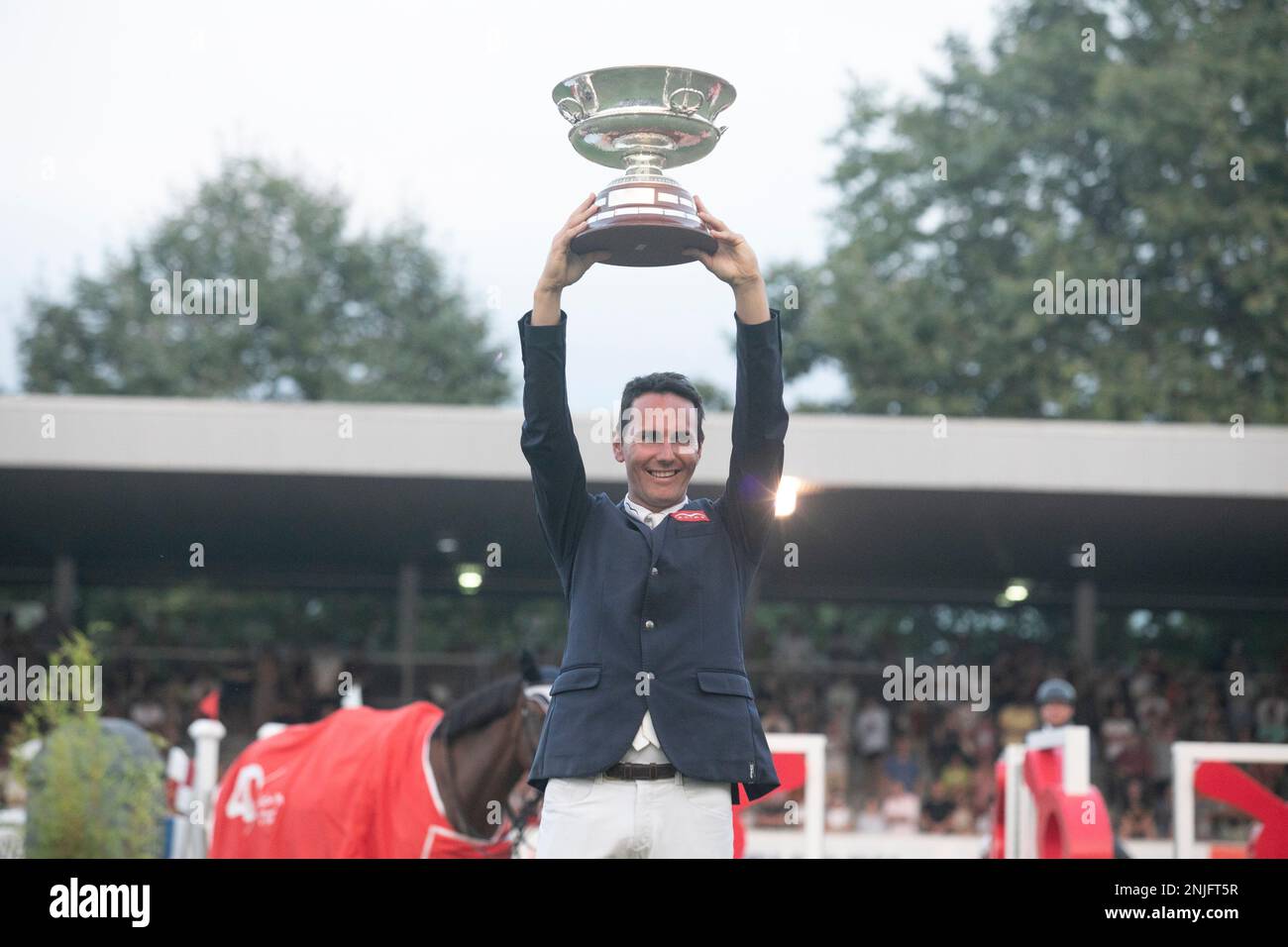 Jockey Kevin González de Zárate poses with the first prize in the show ...