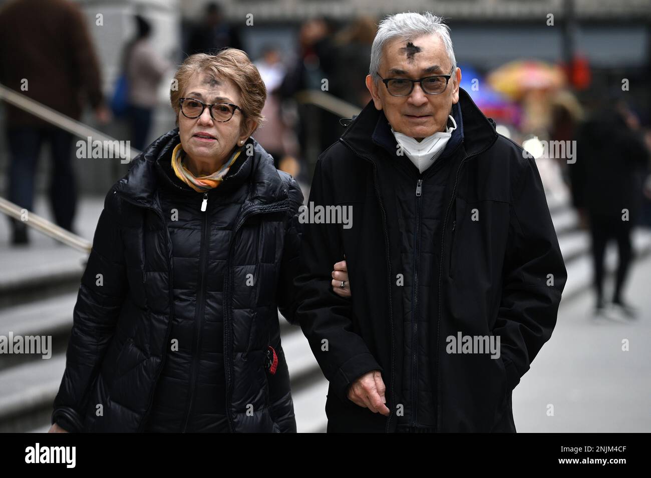 New York, Stati Uniti. 22nd Feb, 2023. Una coppia con croci di cenere ...