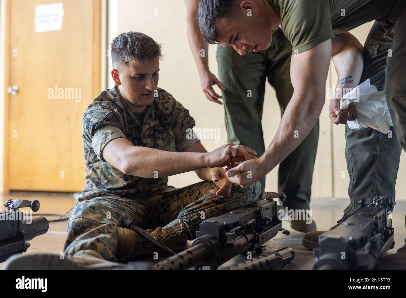 STATI UNITI Marine Corps tecnici ordnance con Marine Heavy Helicopter ...