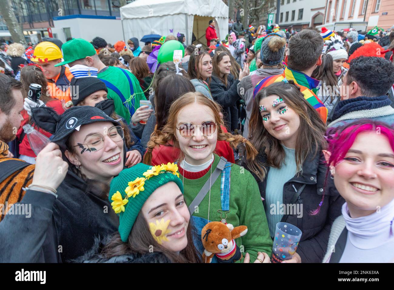 Magonza, Germania - 16 febbraio 2023: Si celebra il Weiberfastnacht ...