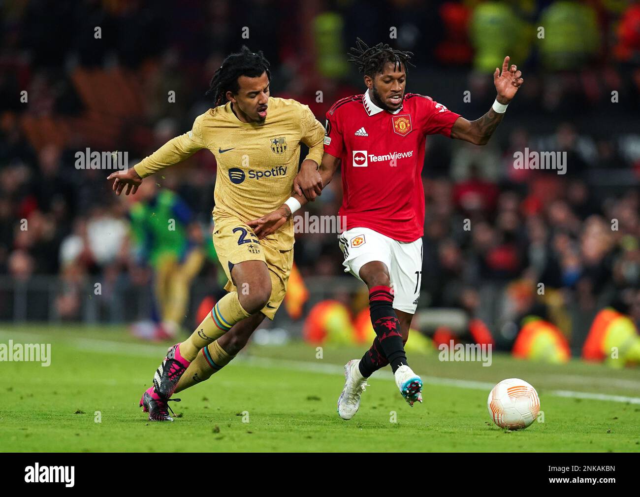 Jules Kounde di Barcellona e Fred (a destra) del Manchester United si ...