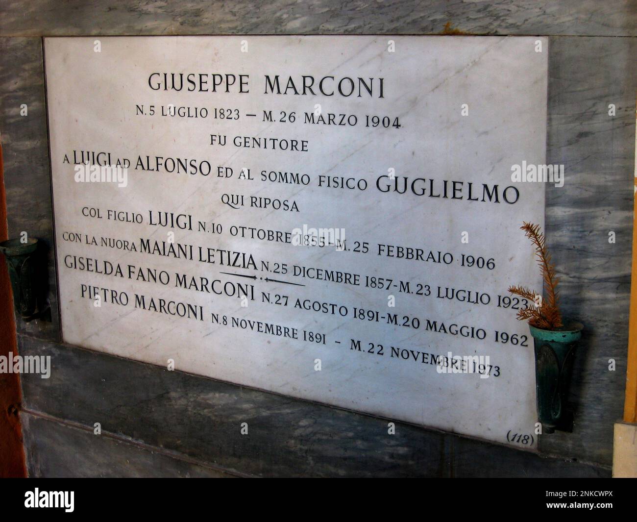 2004 , BOLOGNA , Italia : IL CIMITERO DI CERTOSA , la lapide di ...