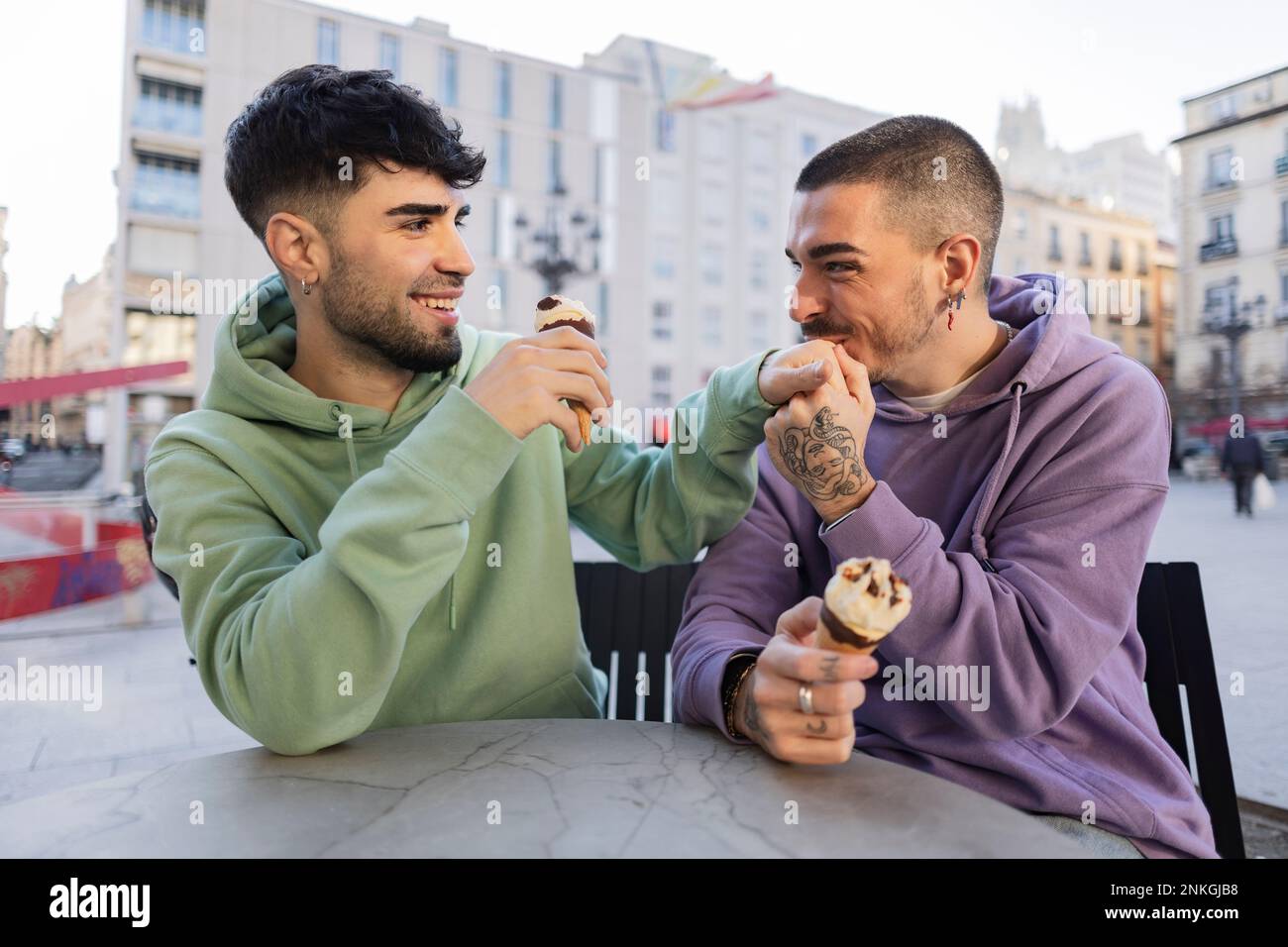 Uomo che bacia le mani immagini e fotografie stock ad alta risoluzione ...
