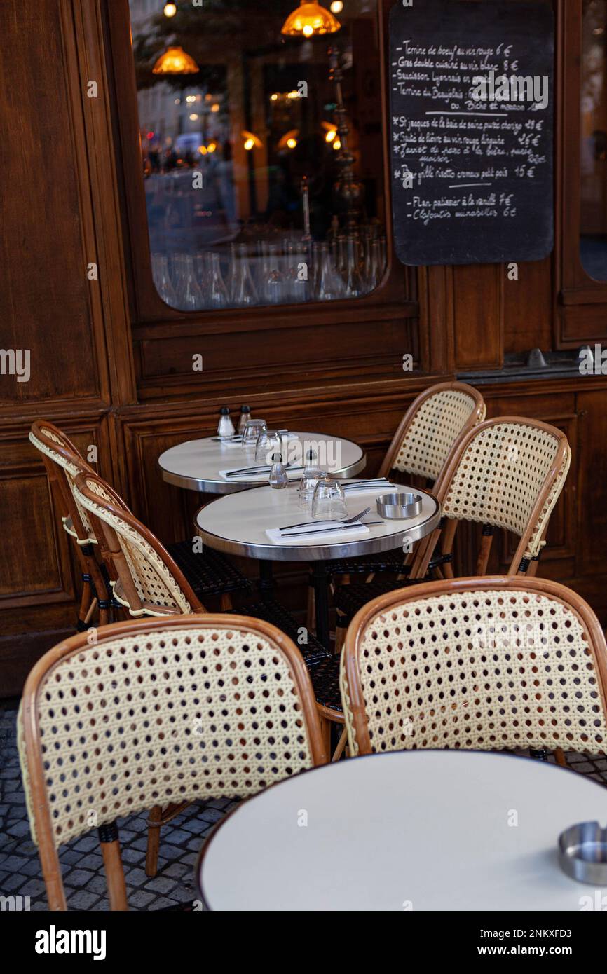 Pariser bistrotische immagini e fotografie stock ad alta risoluzione ...