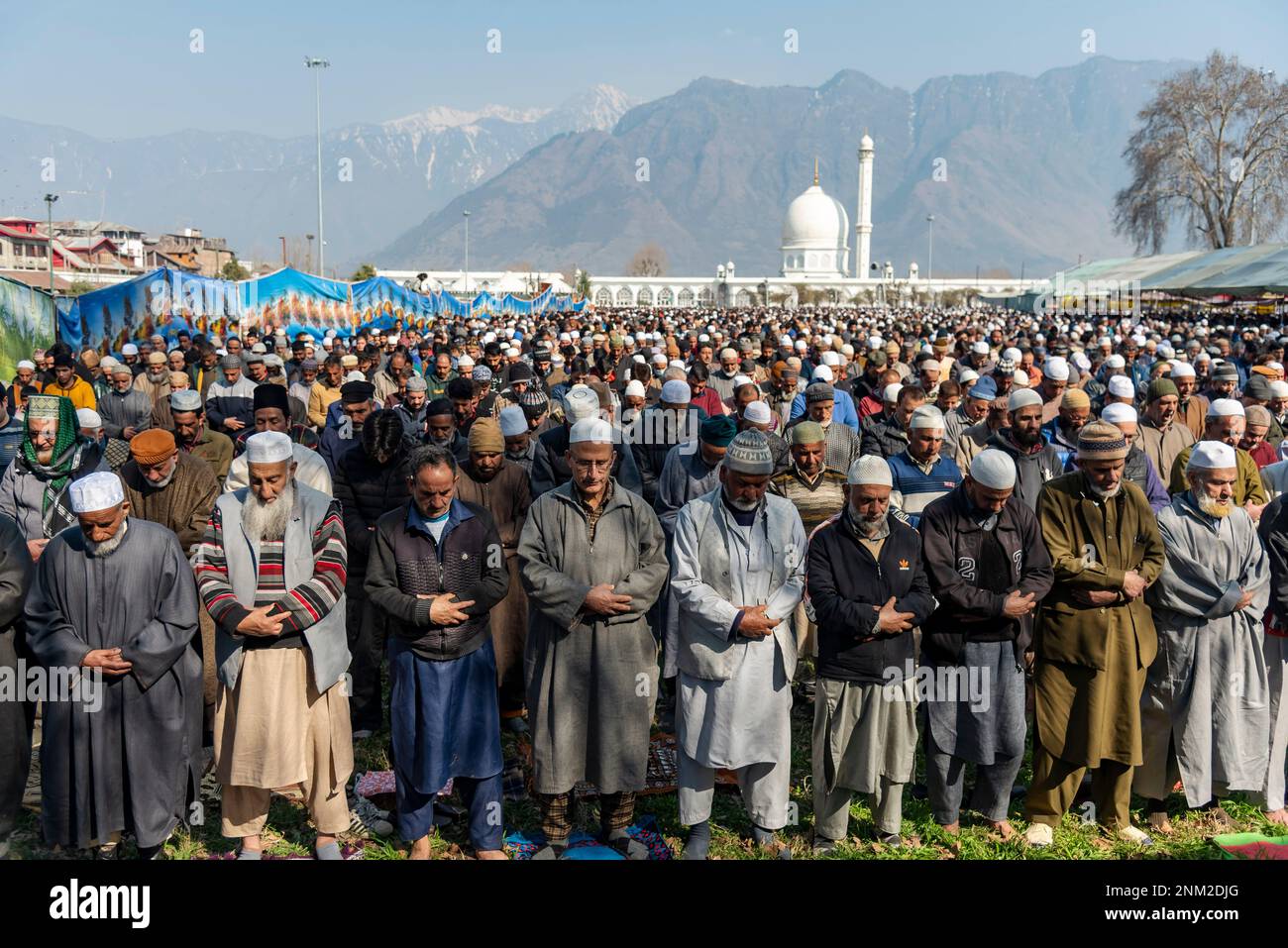 Srinagar, India. 24th Feb, 2023. I devoti musulmani offrono preghiere ...