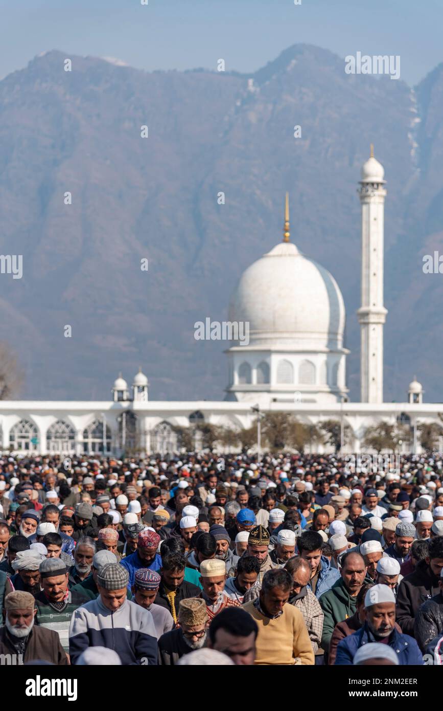 Srinagar, India. 24th Feb, 2023. I devoti musulmani offrono preghiere ...