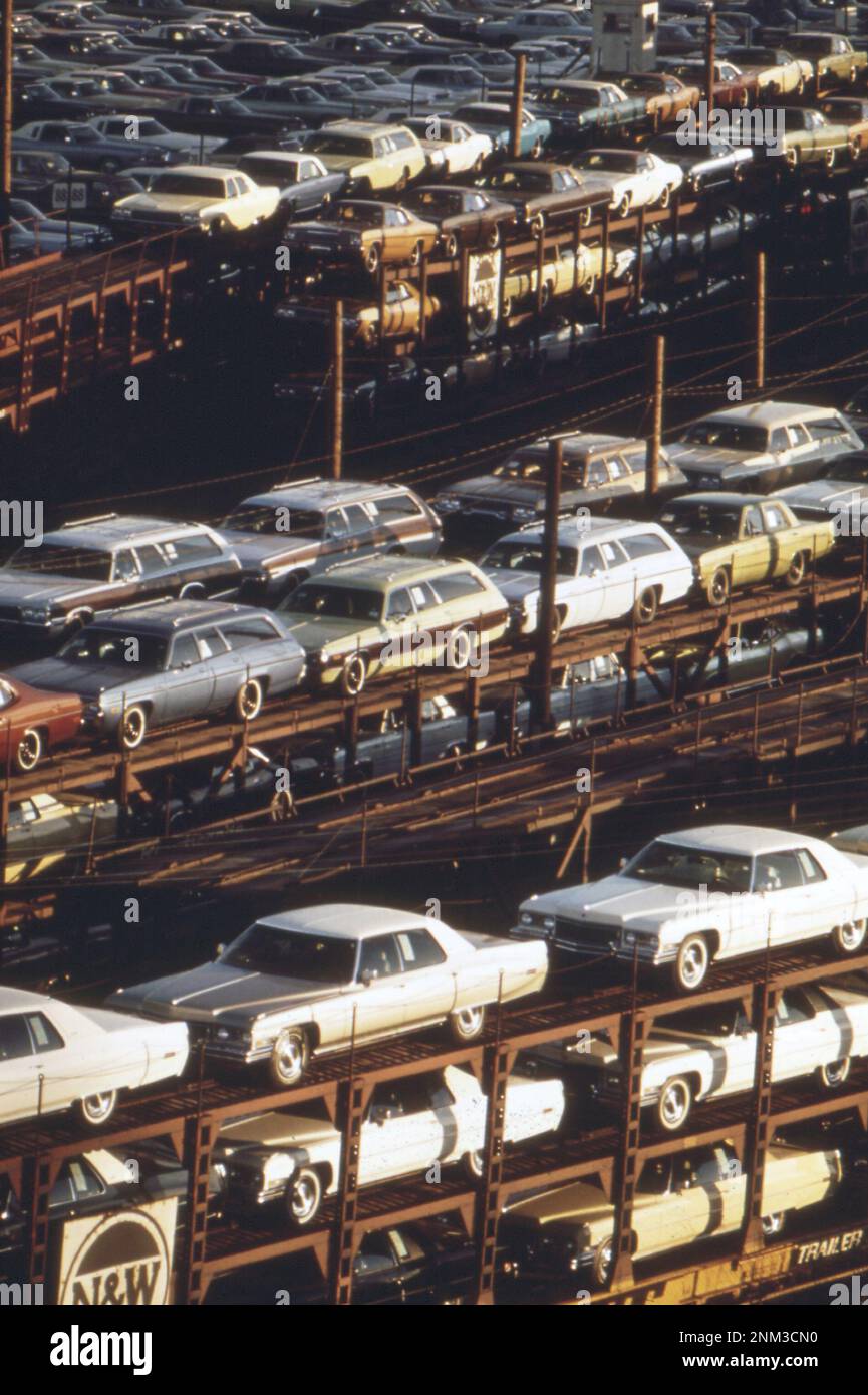1970s America: Nuove auto vengono caricate su vagoni ferroviari a ...