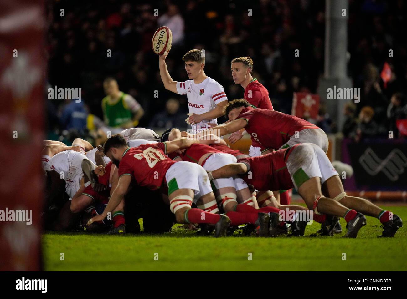 Nye Thomas of England U20's attende una mischia da impostare durante il ...
