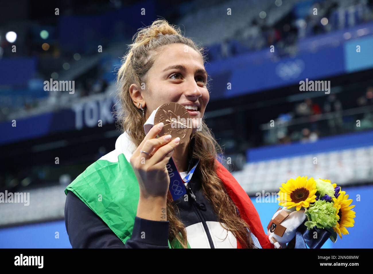Italy's QUADARELLA Simona poses with her bronze medal following the ...