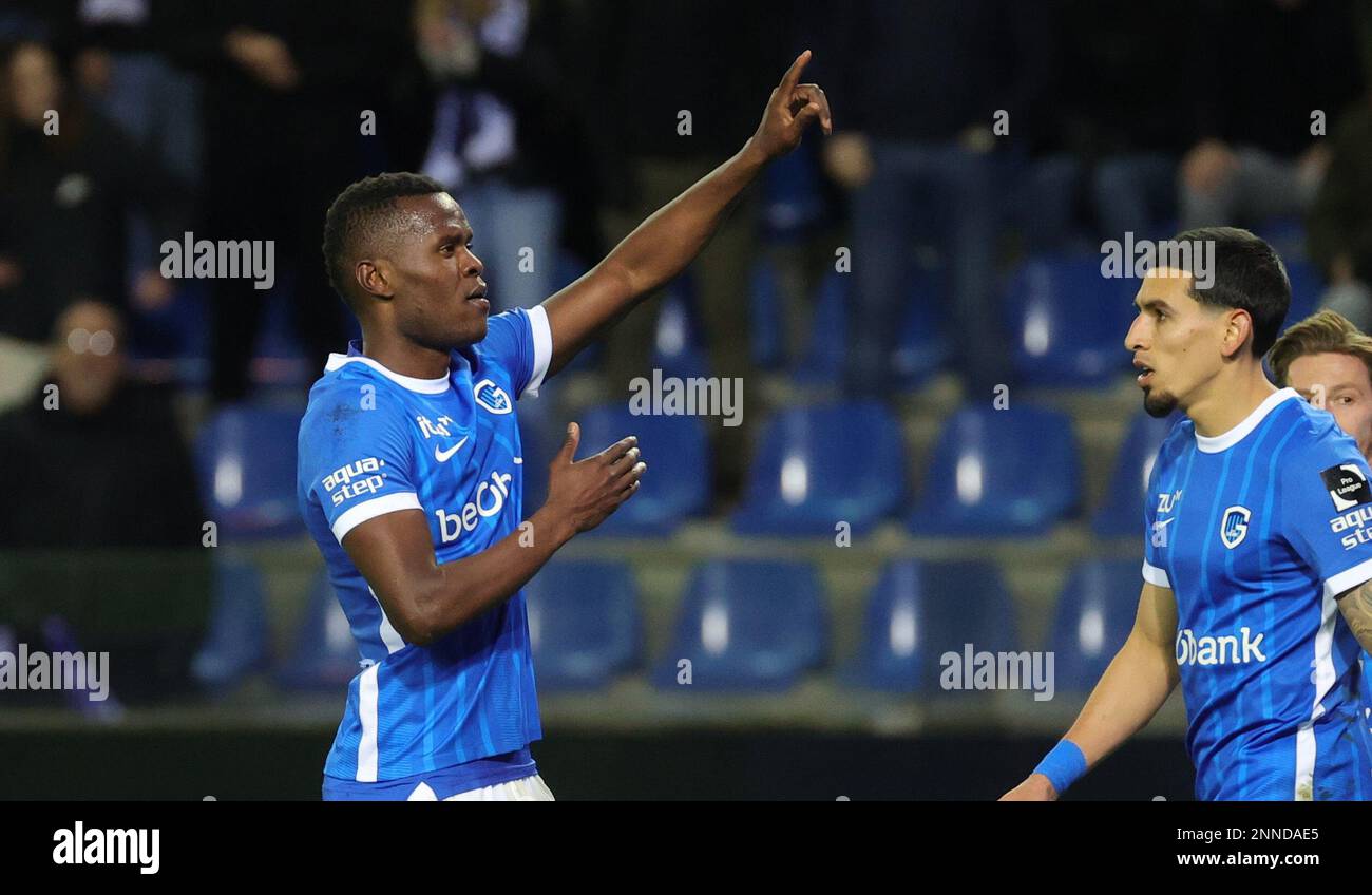 Ally Samatta di Genk festeggia dopo aver segnato nel corso di una ...