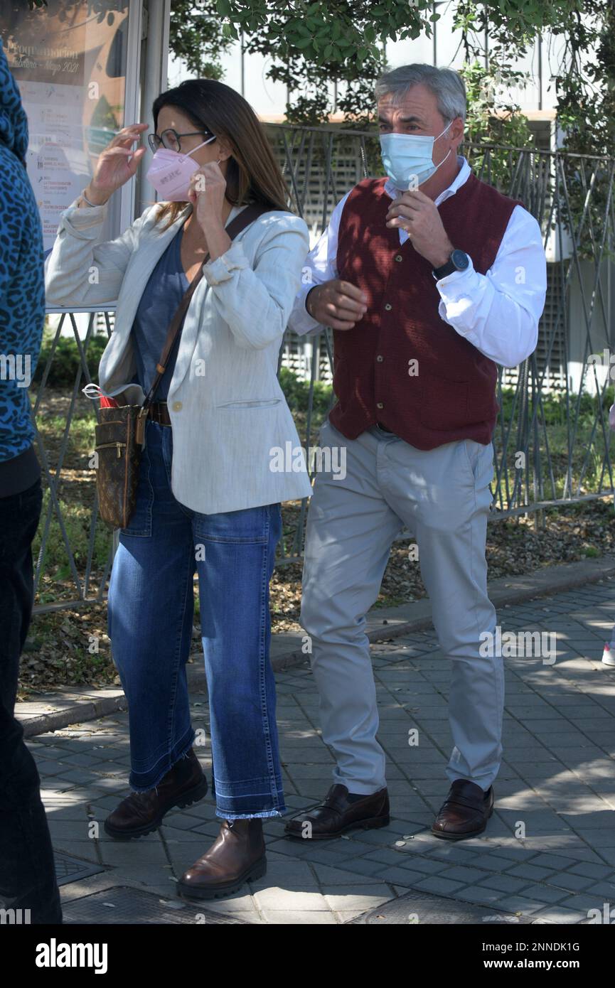 Carlos Sainz Jr with his girlfriend, Isabel Hernáez Fuster, stand in ...