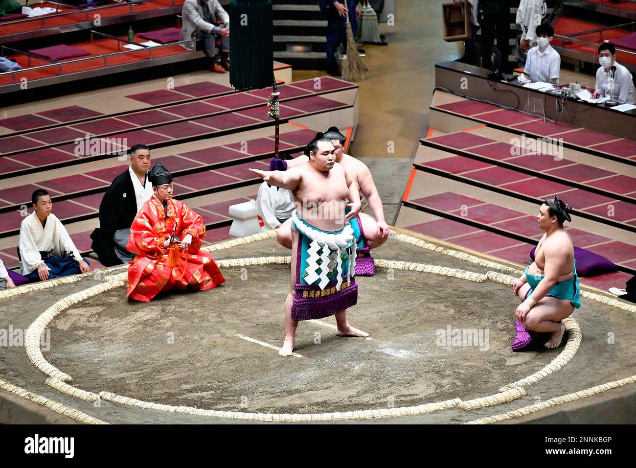 File: Mongolian Kakuryu (C), yokozuna, the highest rank of Grand Sumo ...