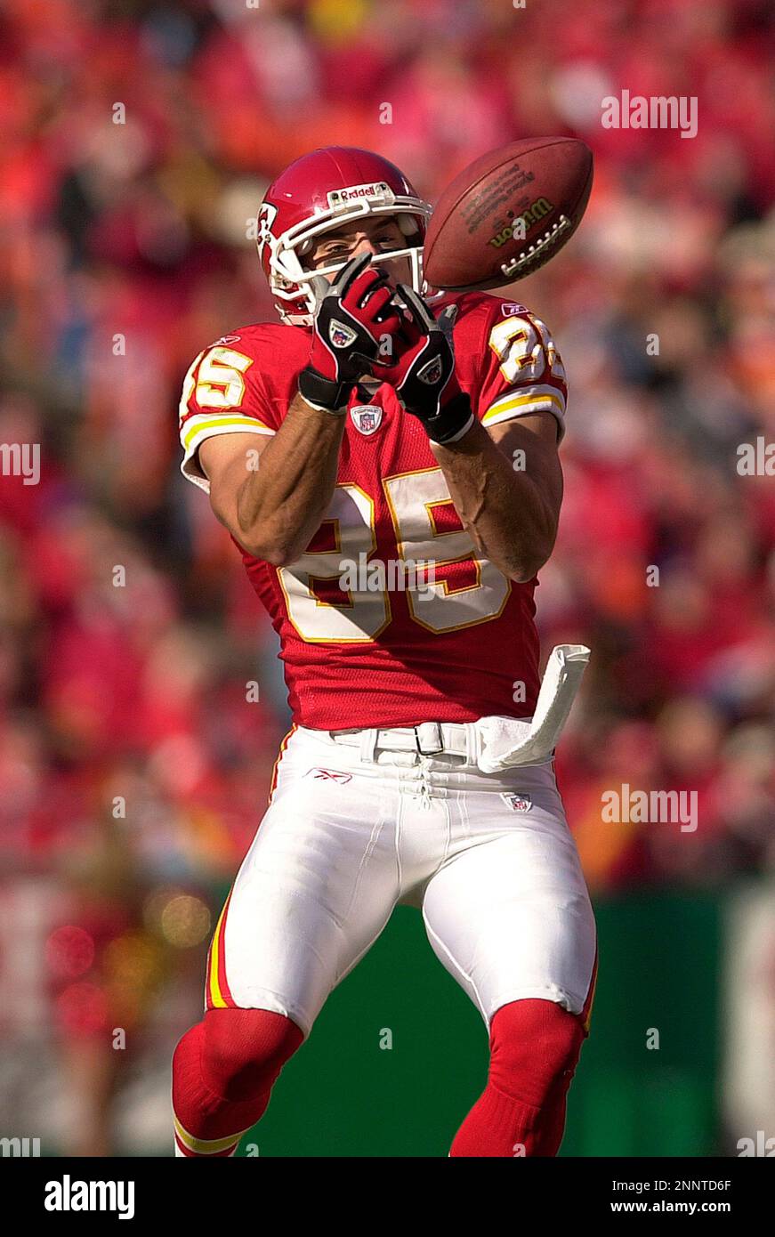 November 17, 2002: Marc Boerigter (85) of the Kansas City Chiefs tries ...