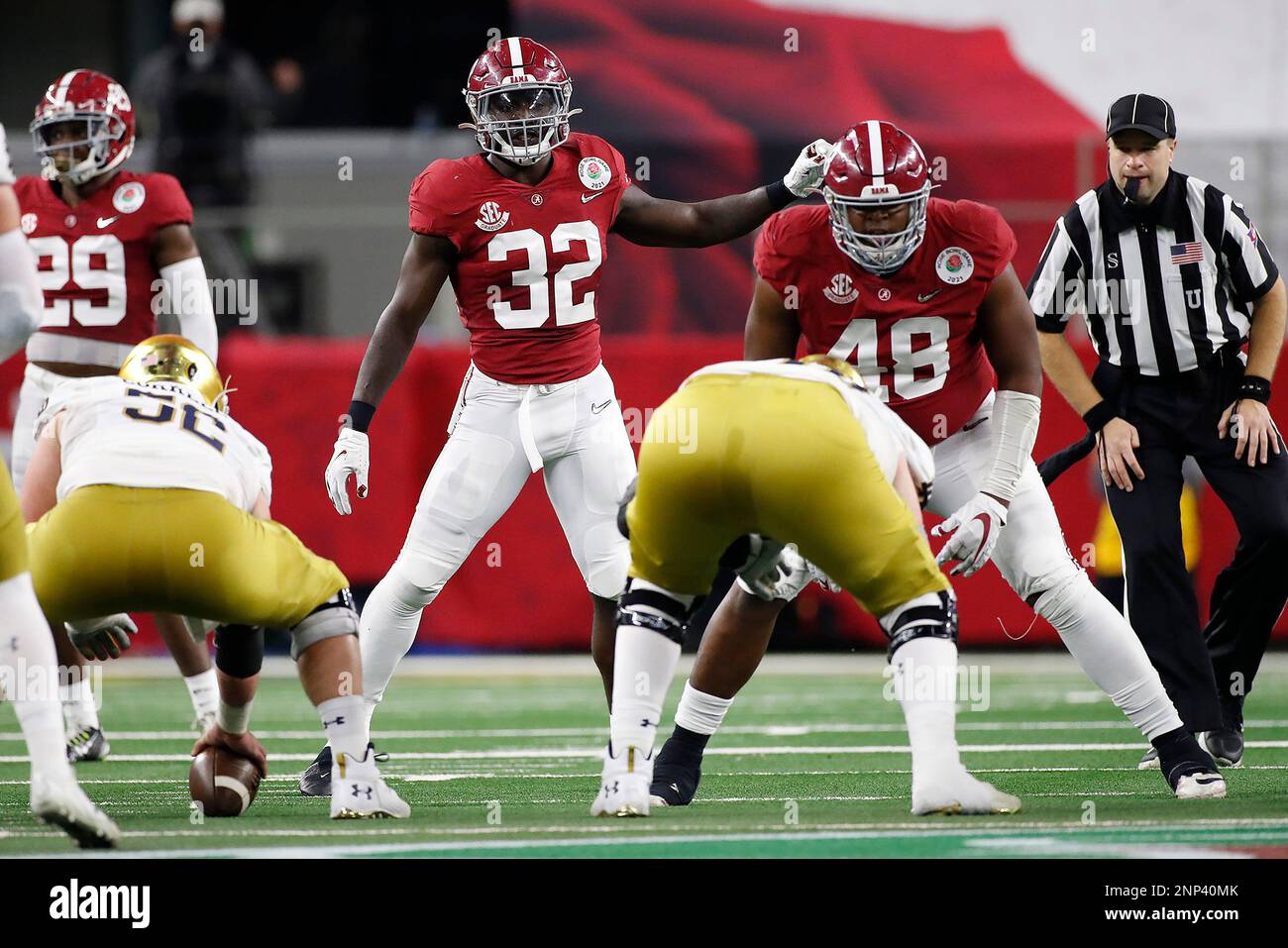 Alabama linebacker Dylan Moses (32) signals a defense during the Rose ...