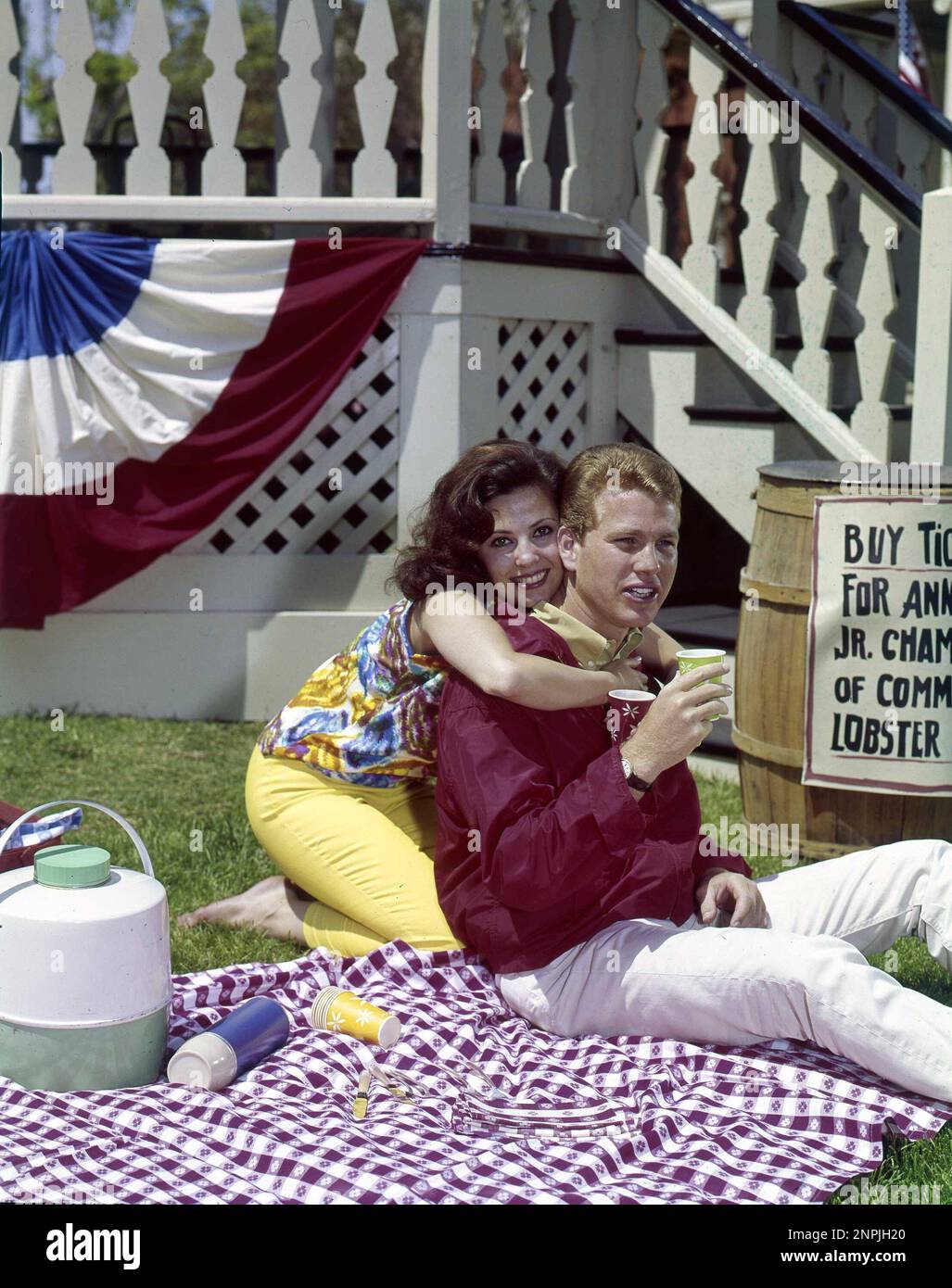 BARBARA PARKINS e RYAN o'NEAL 1964 posa pubblicità in US TV Series ...