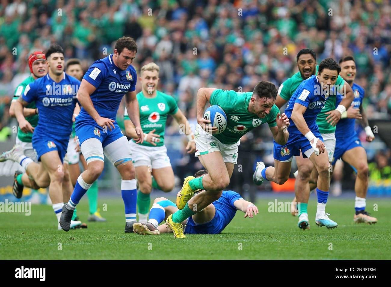 Hugo Keenan d'Irlanda corre in prova durante la partita di rugby delle ...